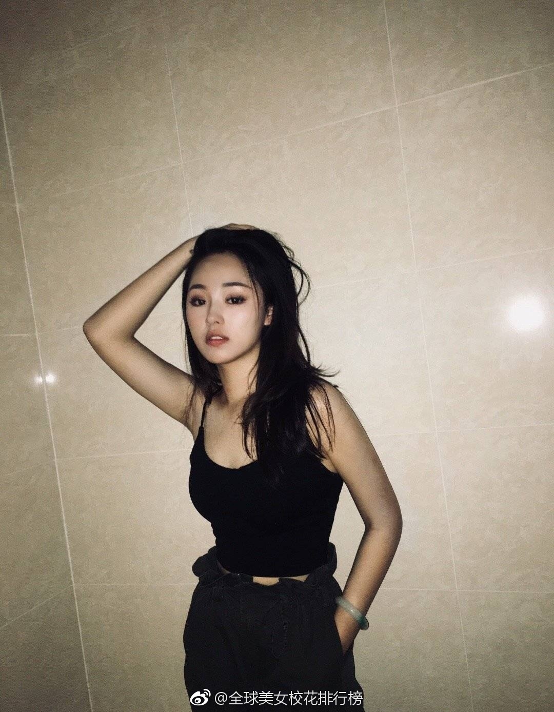 天津传媒学院 邹梓越 身高168cm 体重49kg 爱好舞蹈 瑜伽 摄影