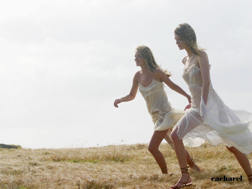 Cacharel SS 2005Kate Moss & Inga Serbent by David Sims_新浪新闻