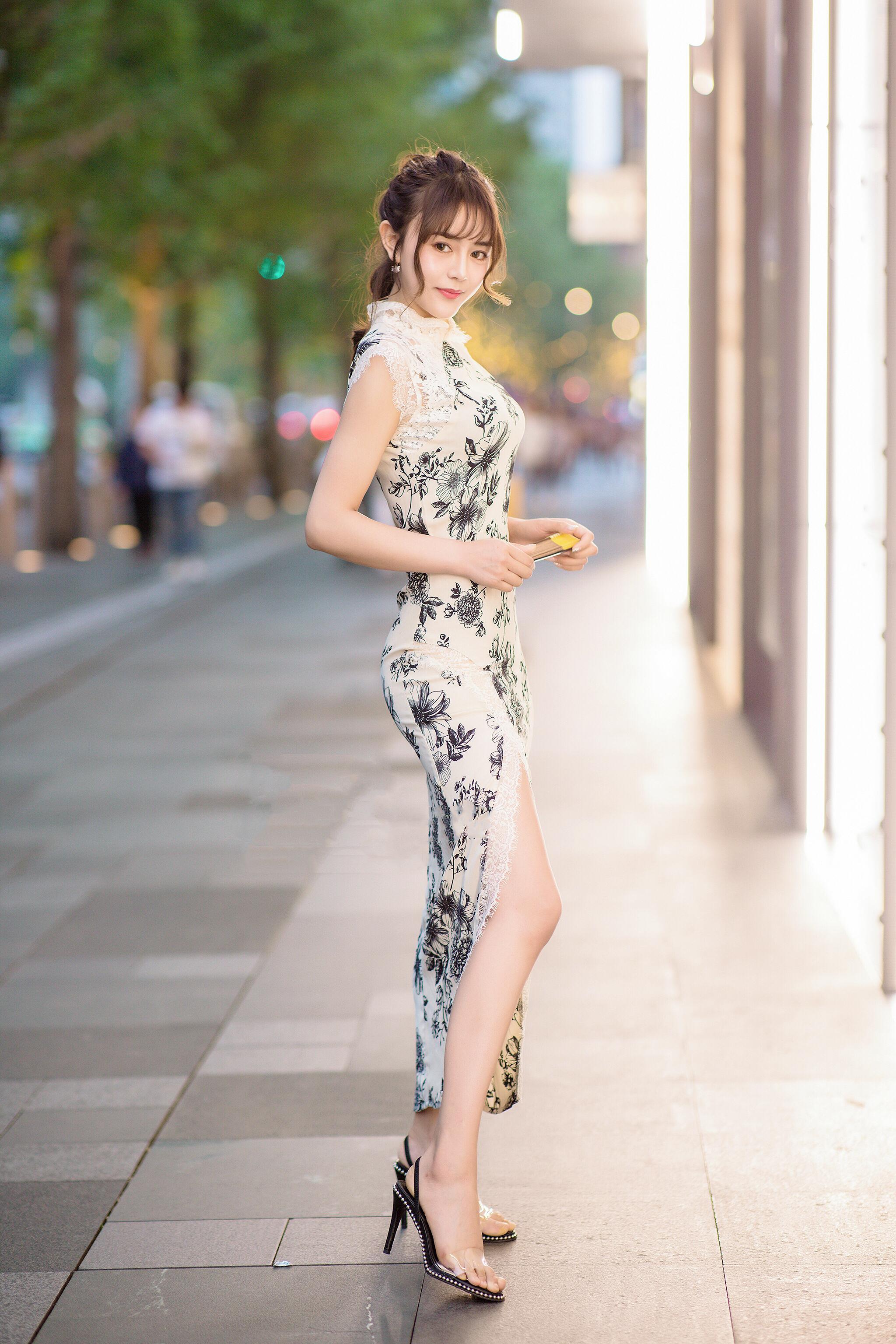 好身材与旗袍相得益彰。超级好看 关注我,看更多美女校花!