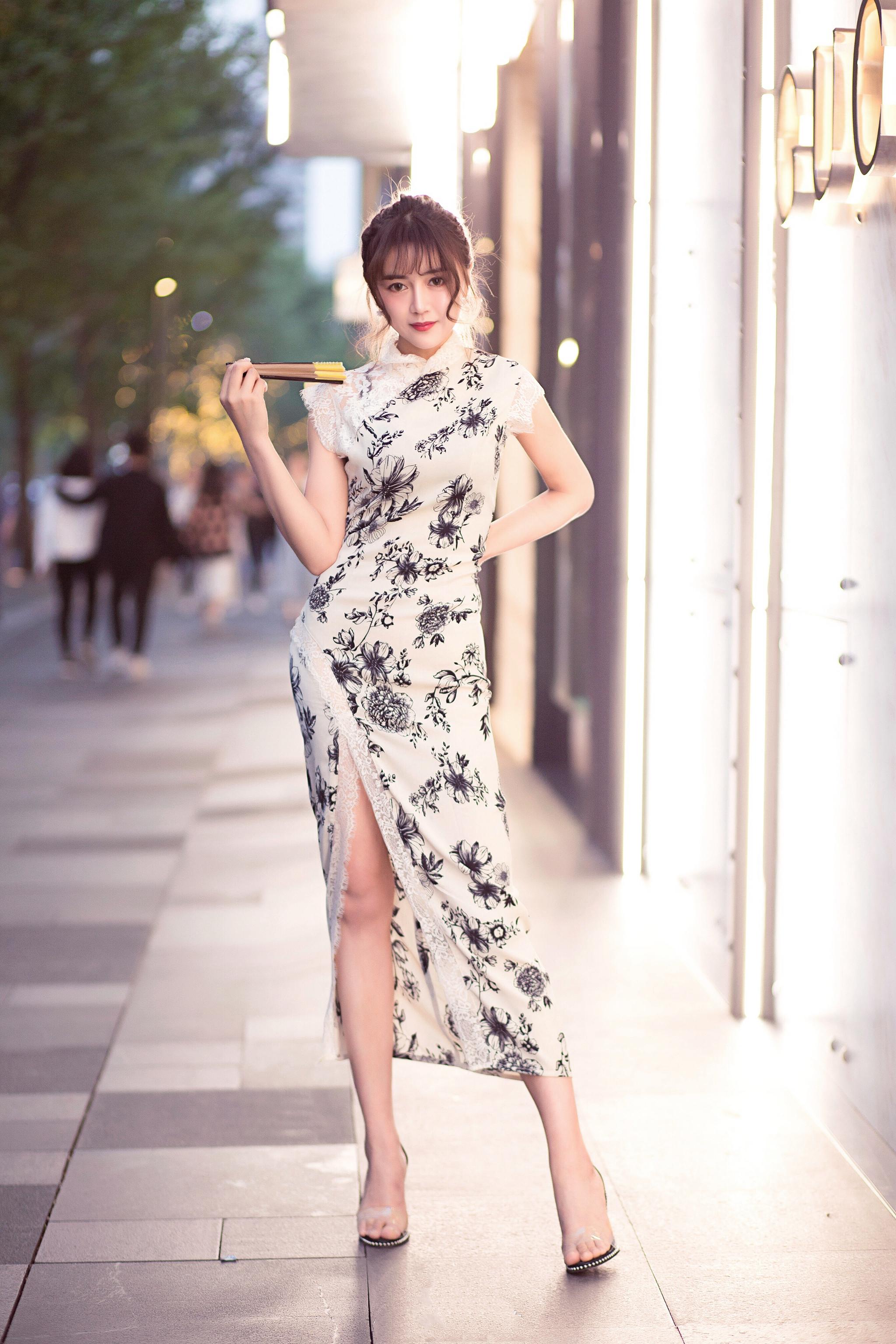 好身材与旗袍相得益彰。超级好看 关注我,看更多美女校花!