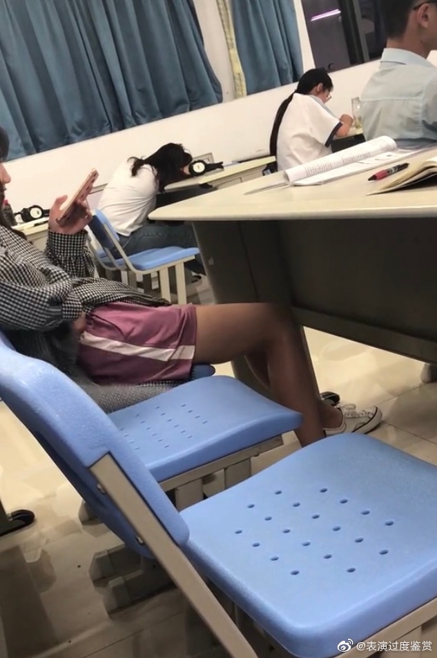 你永远不知道女生裙子底下穿什么