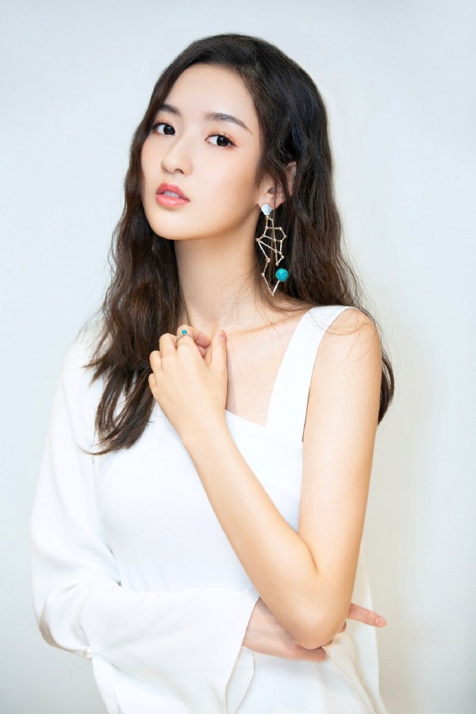 王玉雯一袭白色斜露肩开叉连衣裙，清新又性感，妥妥的女神形象|王玉雯|露肩|白色_新浪新闻