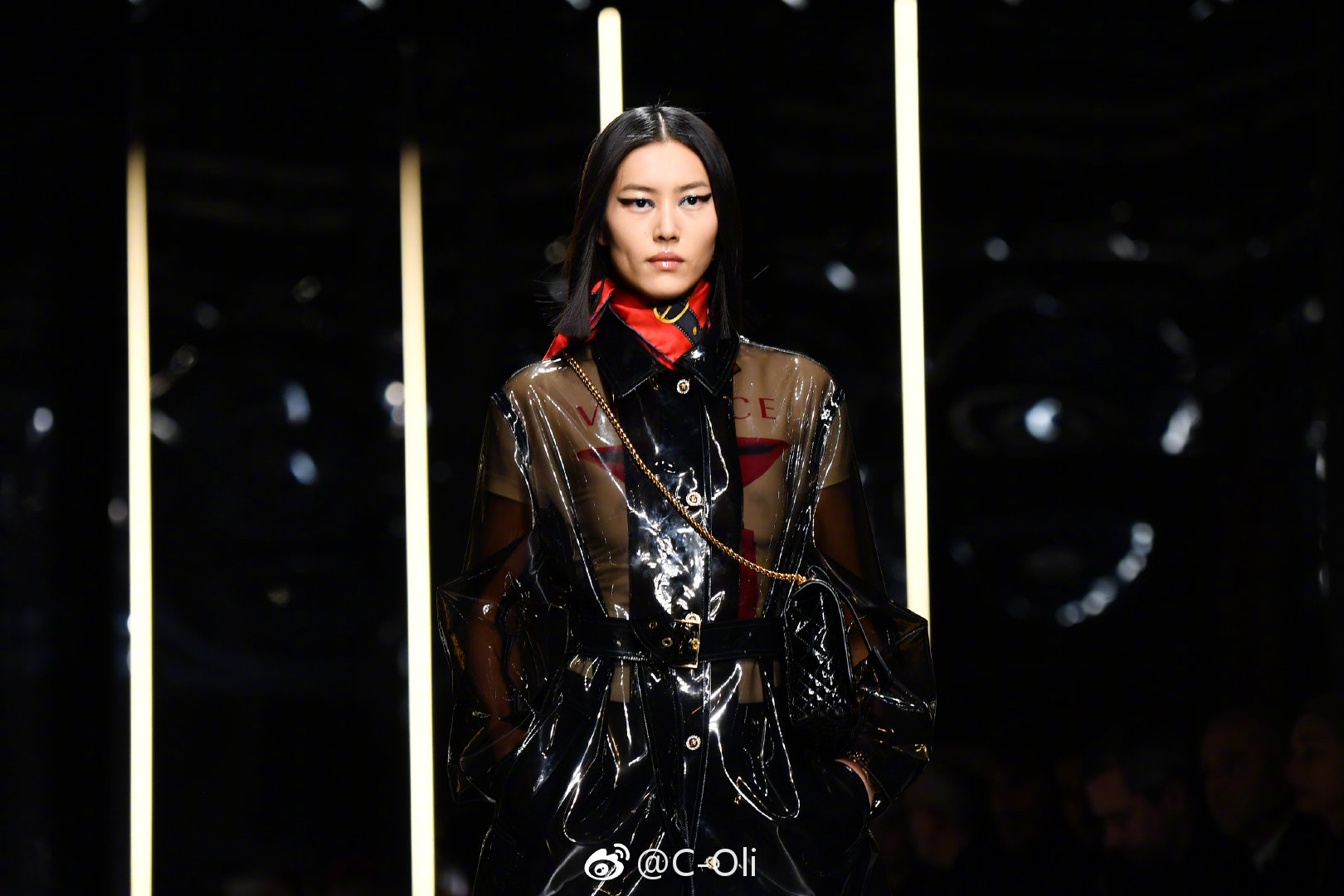 刘雯 for Versace Menswear F/W 2019 || 早起一组九宫图|刘雯|秀场_新浪新闻