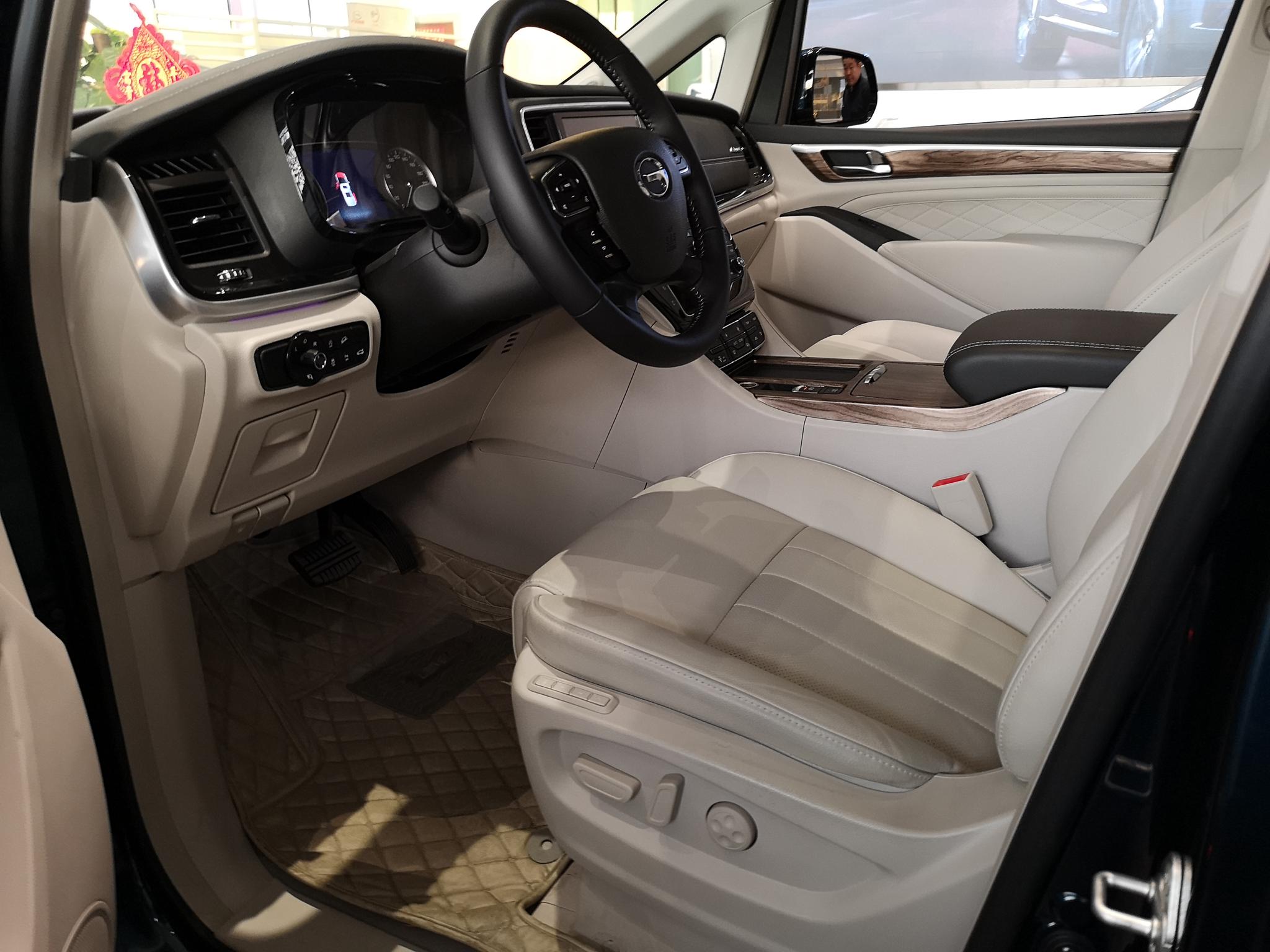 国产MPV最强音 到店欣赏广汽传祺GM8旗舰版-新浪汽车