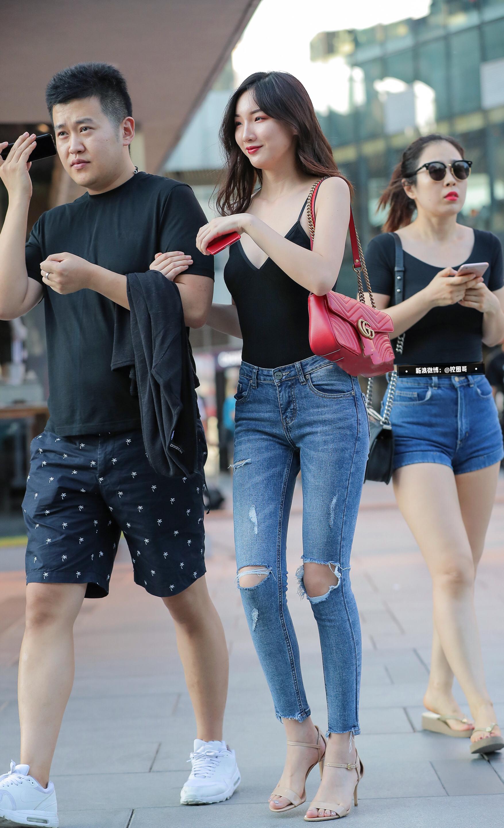 有个超漂亮的女朋友是什么体验 ?关注我,看更多美女校花!