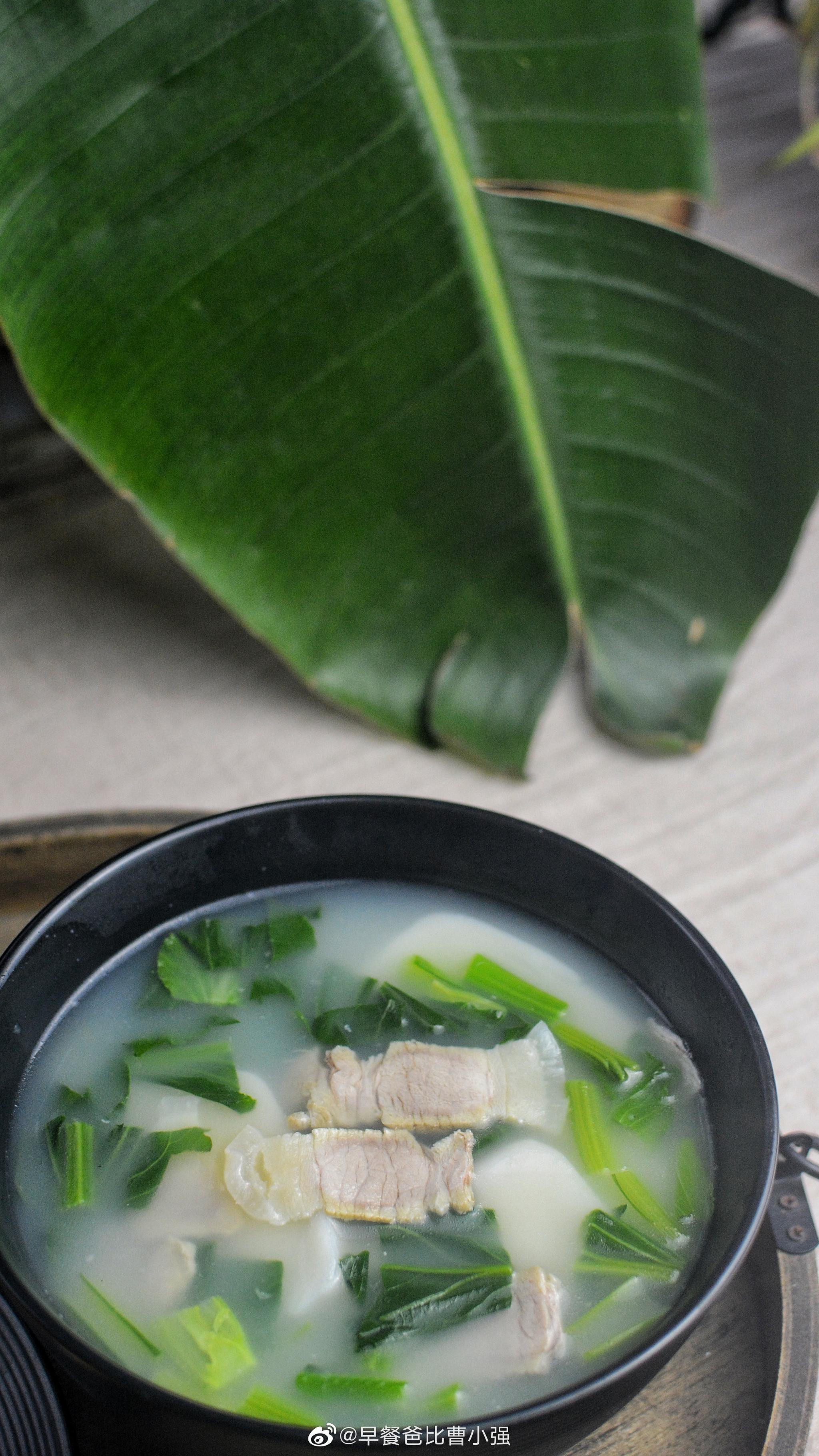 今天是第1020天 天天晒早餐 一天也没断 青菜肉片年糕汤 西红柿夹