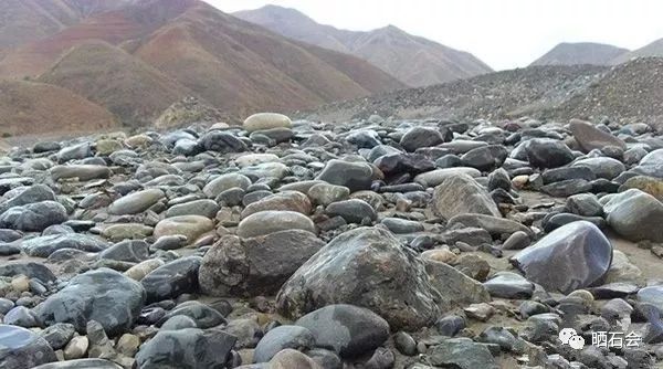 中国最独特的戈壁！无数人靠这片戈壁滩致富，游客来这里捡宝石|玛瑙滩|玛瑙|戈壁滩_新浪新闻
