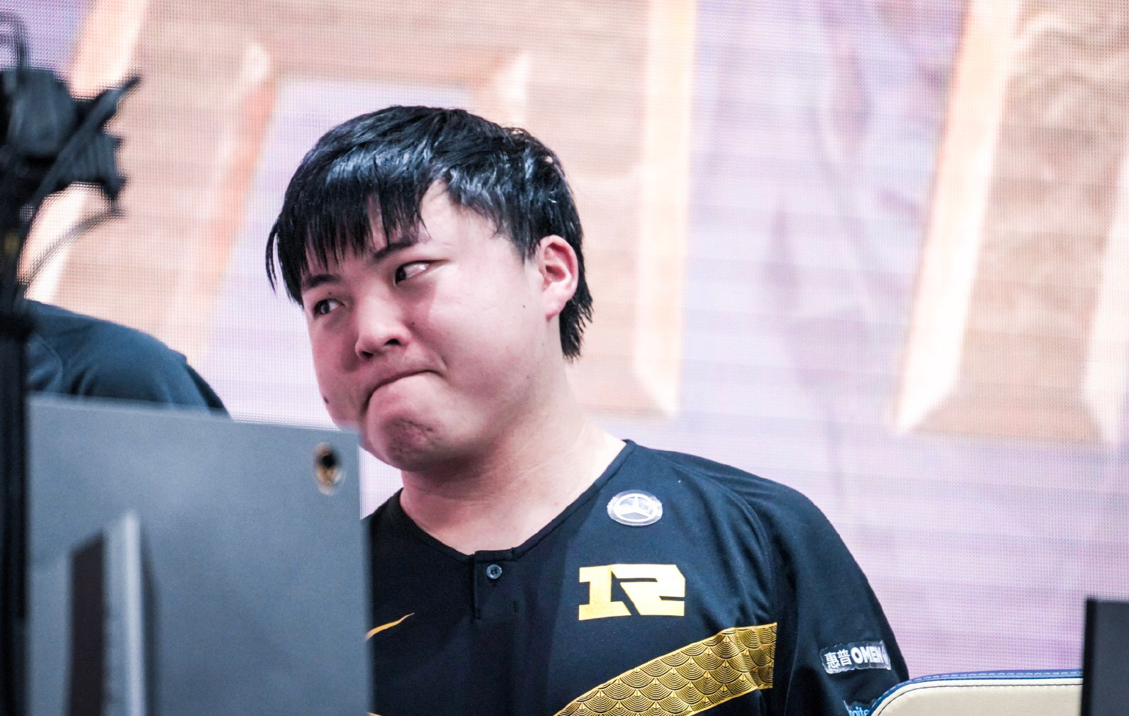 Uzi落寞转身的背影，花有重开日，人无再少年