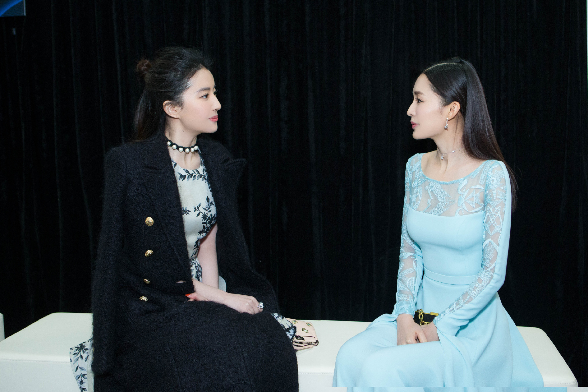 李沁淡蓝色礼服裙