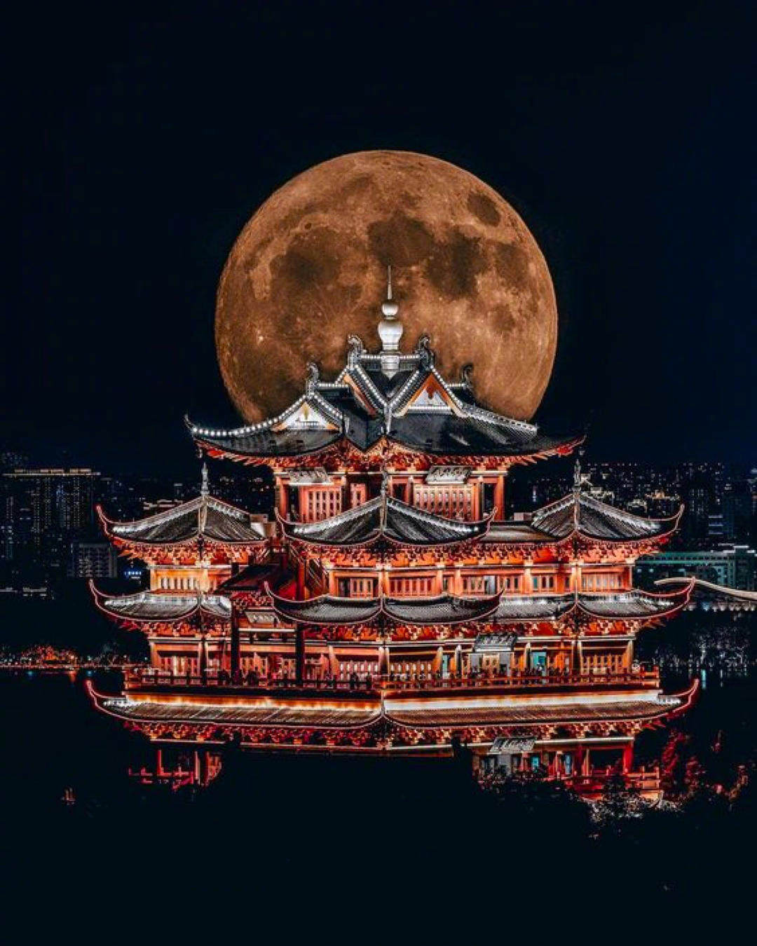 雨打风吹何处是，汉殿秦宫