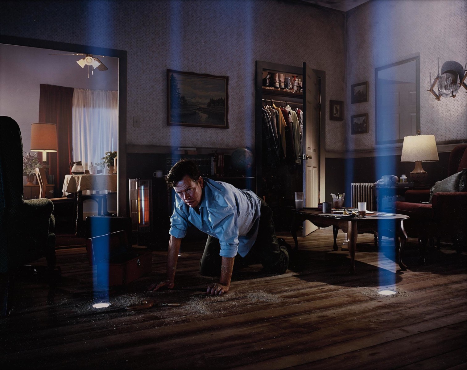 格雷戈里·克鲁森（Gregory Crewdson)1962年出生于纽约|克鲁森|格雷戈里|人物关系_新浪新闻