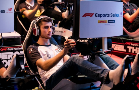 真实得过分！玩游戏赛车的职业选手竟然跑赢前F1选手