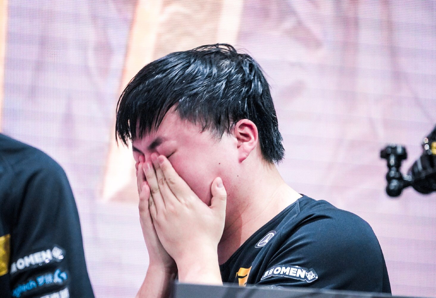 Uzi落寞转身的背影，花有重开日，人无再少年