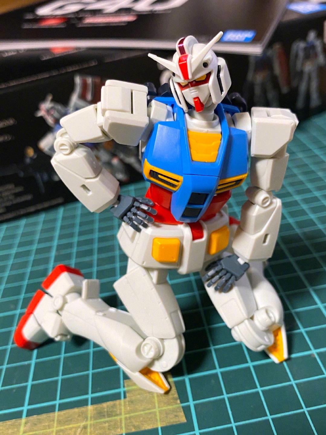 因为新出的高达G40的关节可动性太好了，果不其然被网友们玩坏了