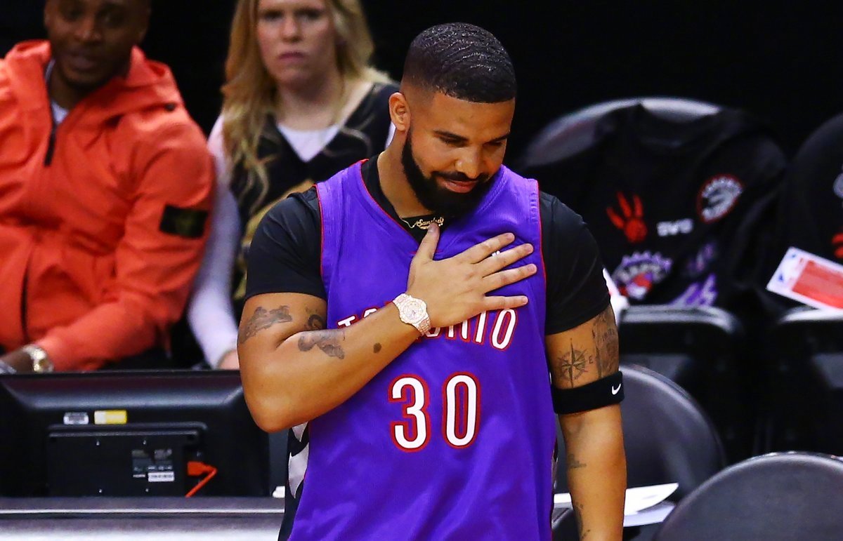 今天的Drake ，穿了库里老爸当年的猛龙队球衣|库里|猛龙|球衣_新浪新闻