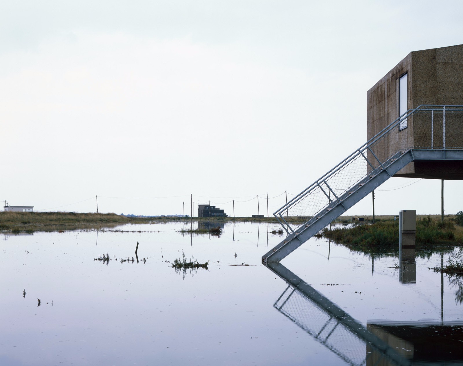 架空于潮汐盐沼泽地之上的软木小屋英国建筑师Lisa Shell专门为艺术