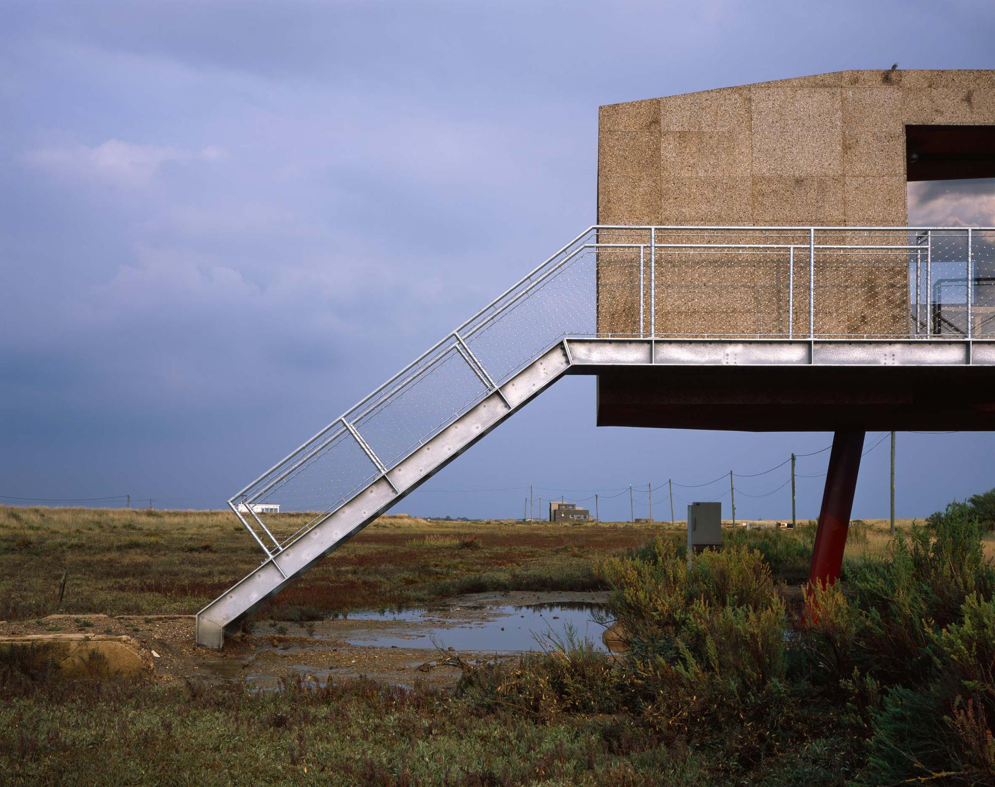 架空于潮汐盐沼泽地之上的软木小屋英国建筑师Lisa Shell专门为艺术