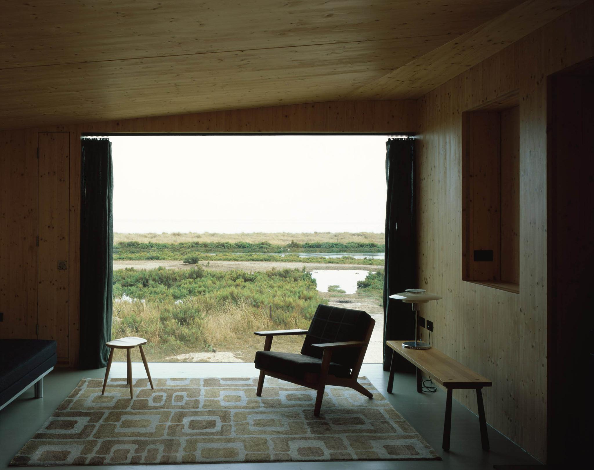 架空于潮汐盐沼泽地之上的软木小屋英国建筑师Lisa Shell专门为艺术