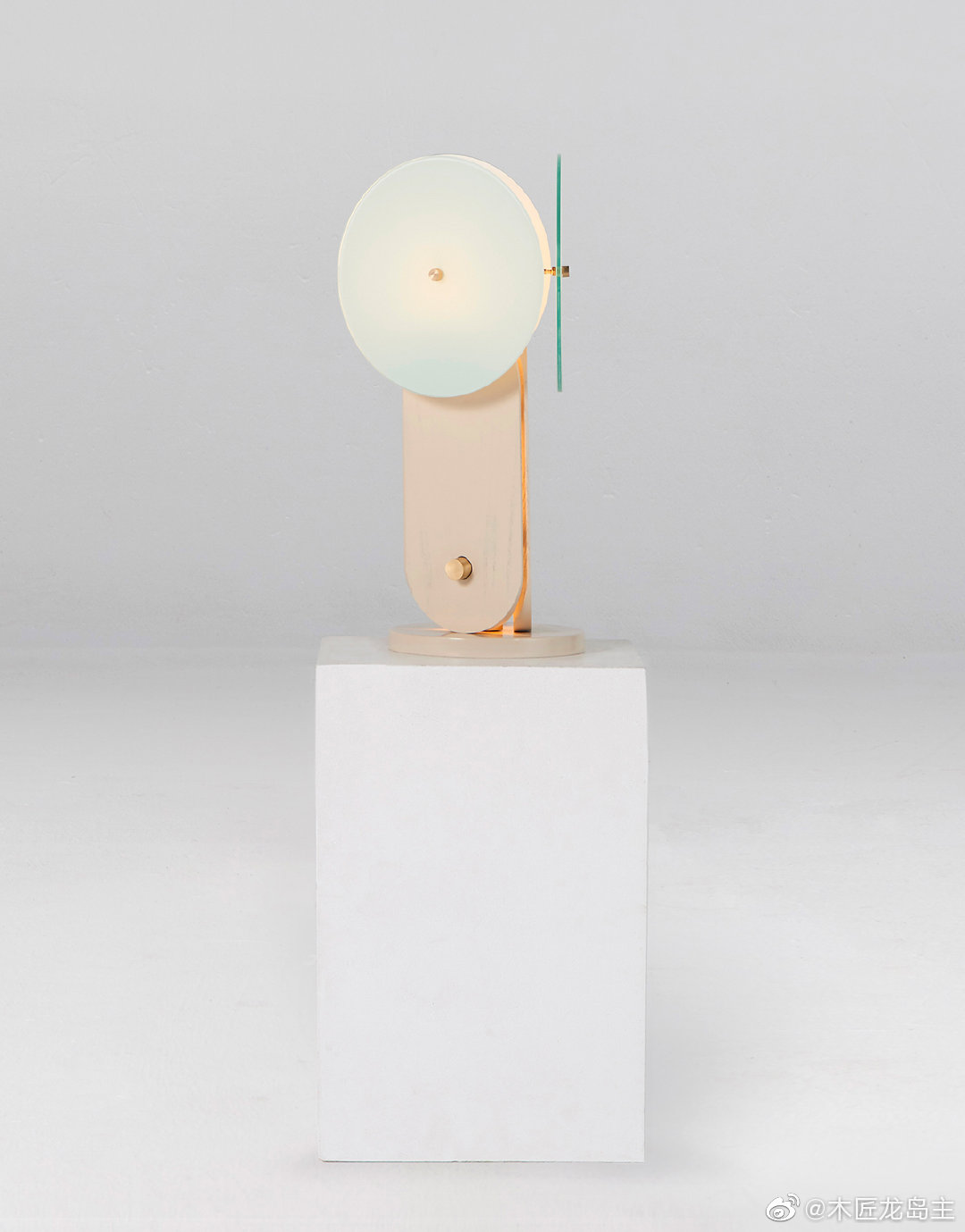 Bec Dowie和她的父亲Douglas Snelling发布了一系列全新的家具和灯具