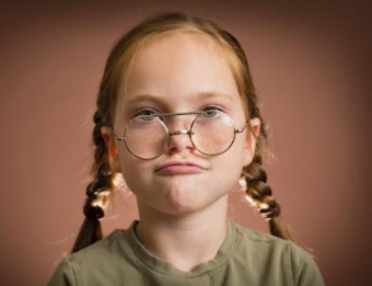 "Make a face"能翻译成“做鬼脸”吗？看完秒懂！