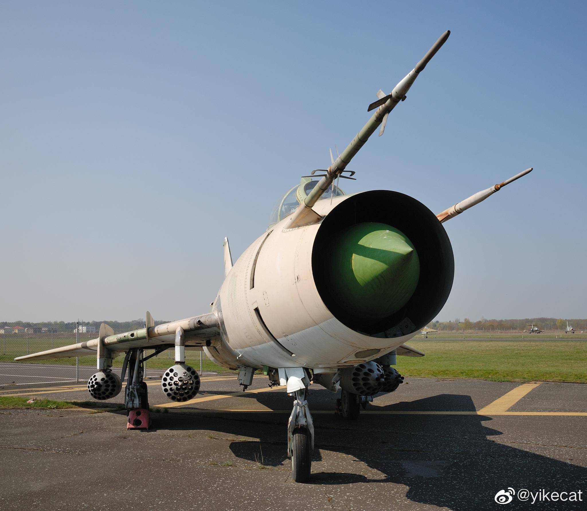 Сухой Су-17M（C-32M）/Sukhoi Su-17M（S-32M）歼击轰炸机|歼击轰炸机|副油箱|角_新浪新闻