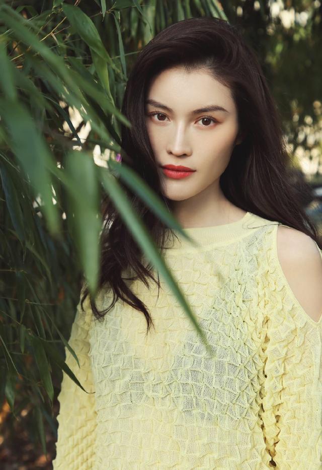 何穗现身巴黎街头，穿嫩黄色上衣配透视轻纱裙，露甜美笑容超少女