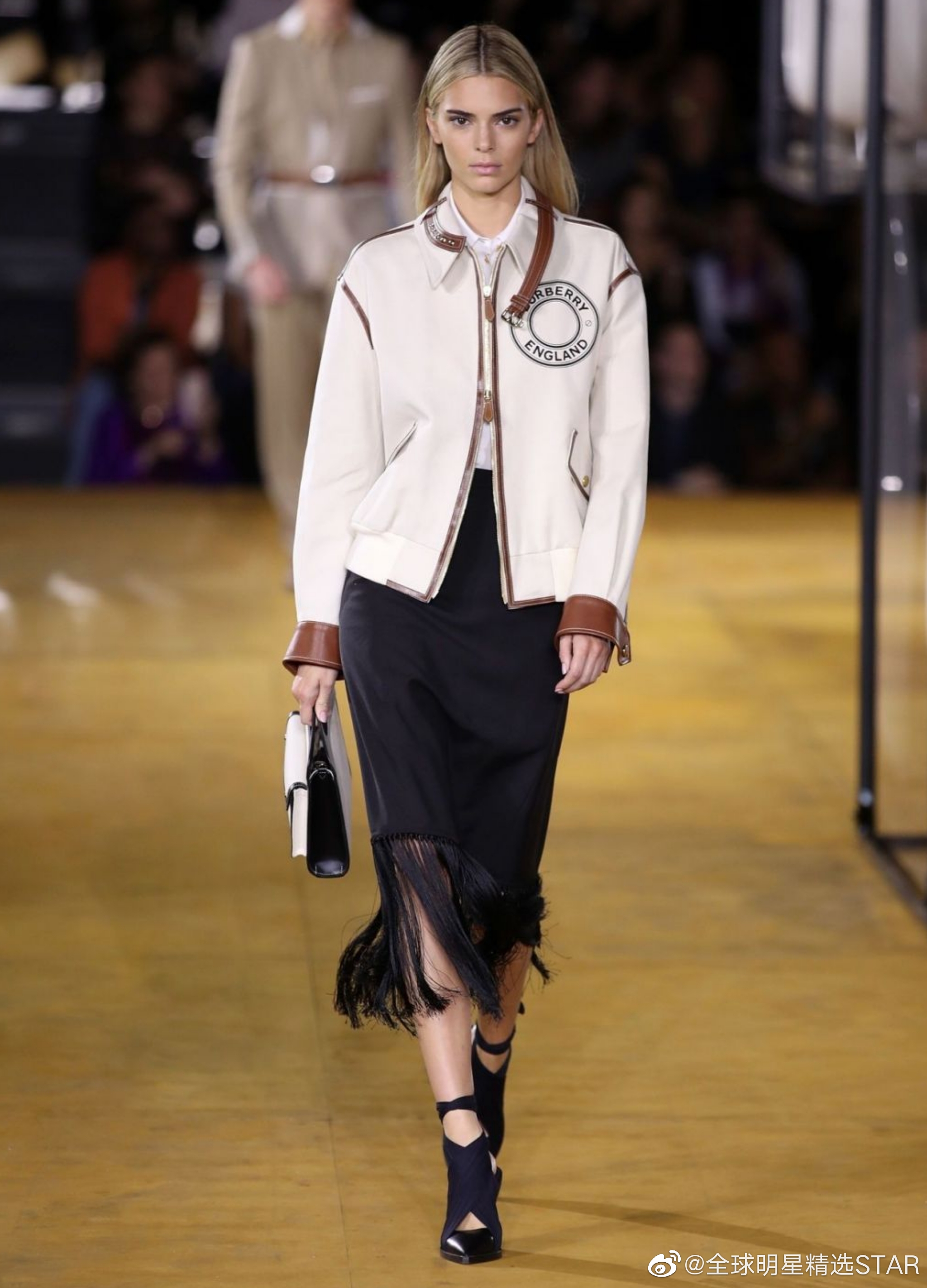 肯达尔·詹娜为Burberry走秀，一头金色长发亮相，太美了|西蒙斯|肯达尔|走秀_新浪新闻