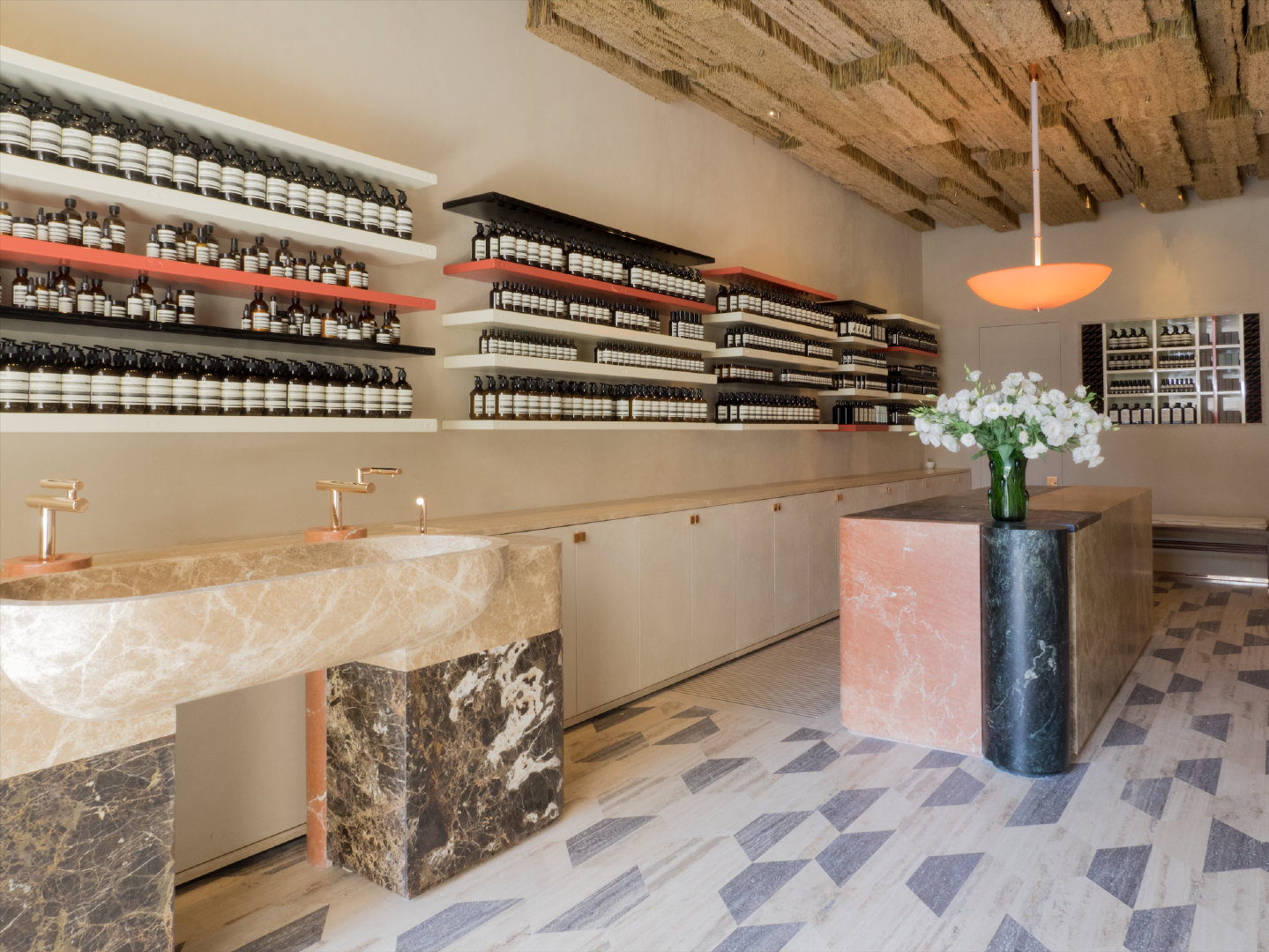 请以你的名字呼唤我这家店铺是澳洲护肤品牌 Aesop 在罗马的新空