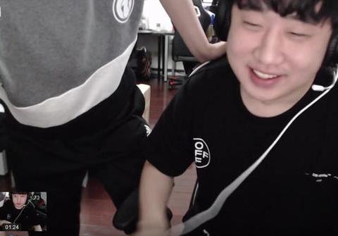 Duke在熊猫直播间狂飙中文，大哥的中文真是越来越好了！|大哥|弹幕|粉丝_新浪新闻