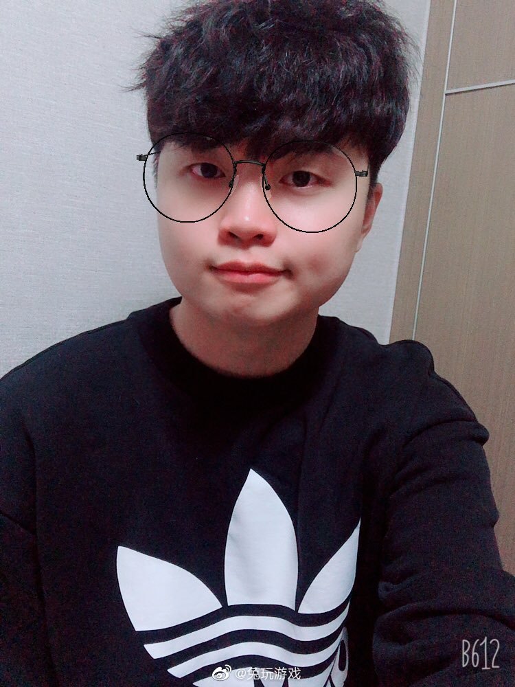 戴眼镜的dd“😞.|眼镜|右下角|推特_新浪新闻