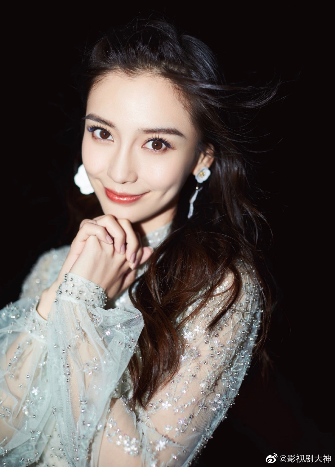 angelababy参加中秋晚会，一袭中式立领礼服搭配花朵耳环，优雅温柔