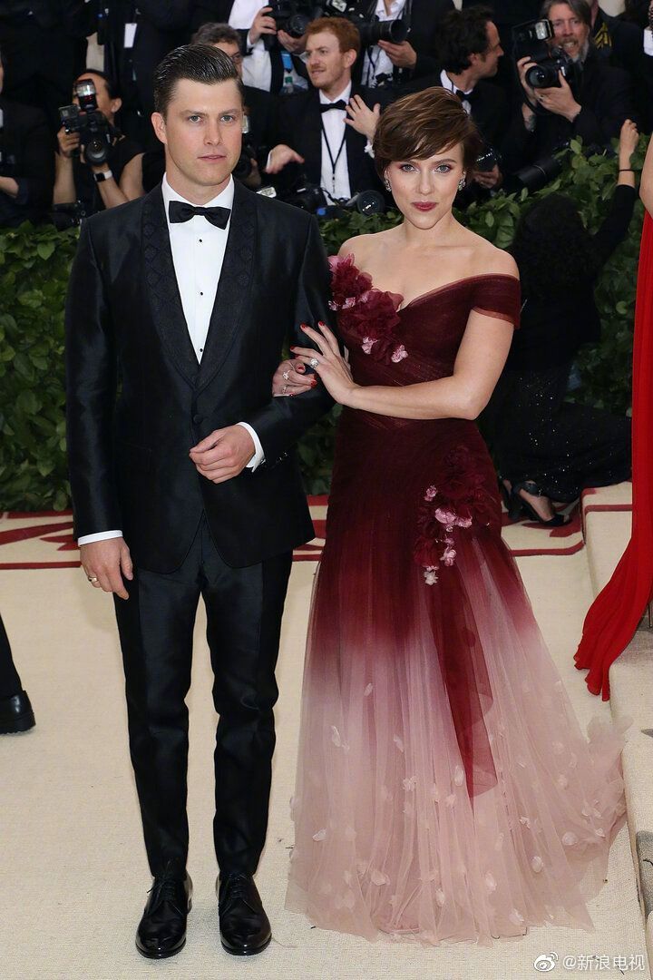 外媒曝“黑寡妇”斯嘉丽·约翰逊与男友、SNL的科林·乔斯特（Colin Jos