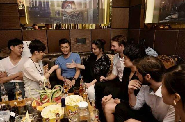 KTV包厢可以反锁, 厕所门为何不能? KTV美女服务员道出“实情”