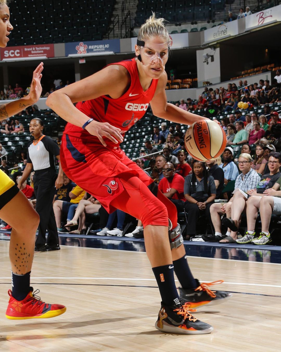 WNBA 球员 Elena Delle Donne 上脚经典 《 》定制主题的 NIKE KD 12