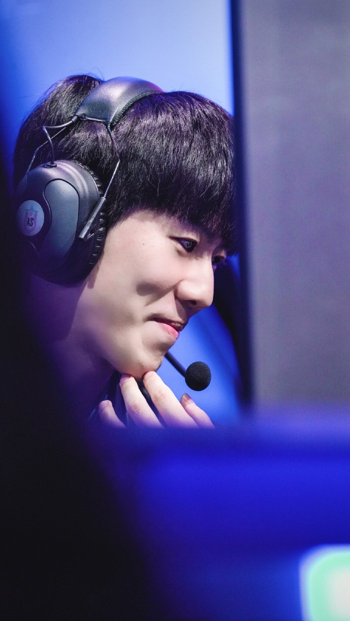 恭喜theshy拿下第一局solo赛