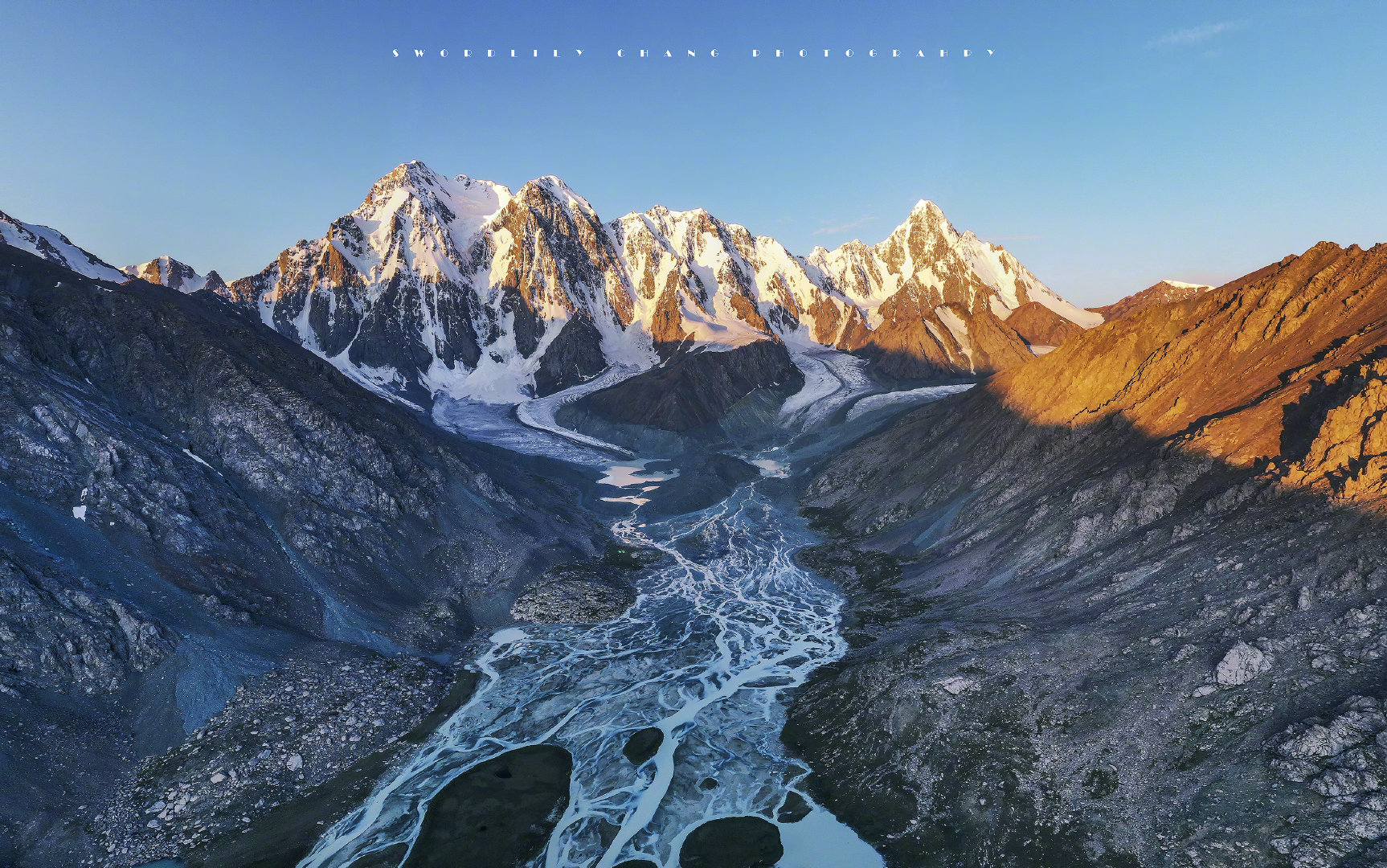 天山主峰博格达峰，“博格达”出自蒙语，意为“神灵”