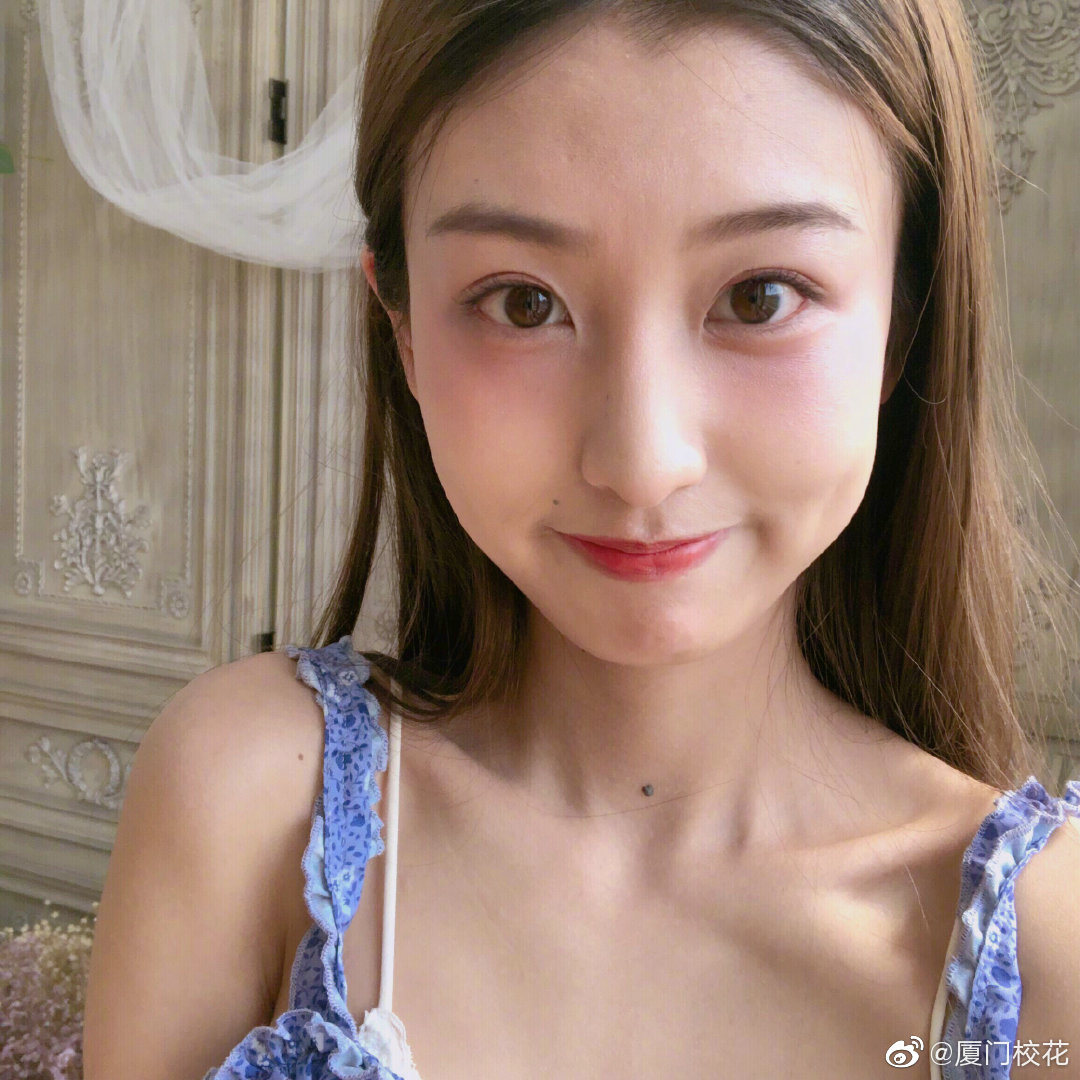 98年，就读于中央戏剧学院， 身高165cm，天秤座，爱好画画