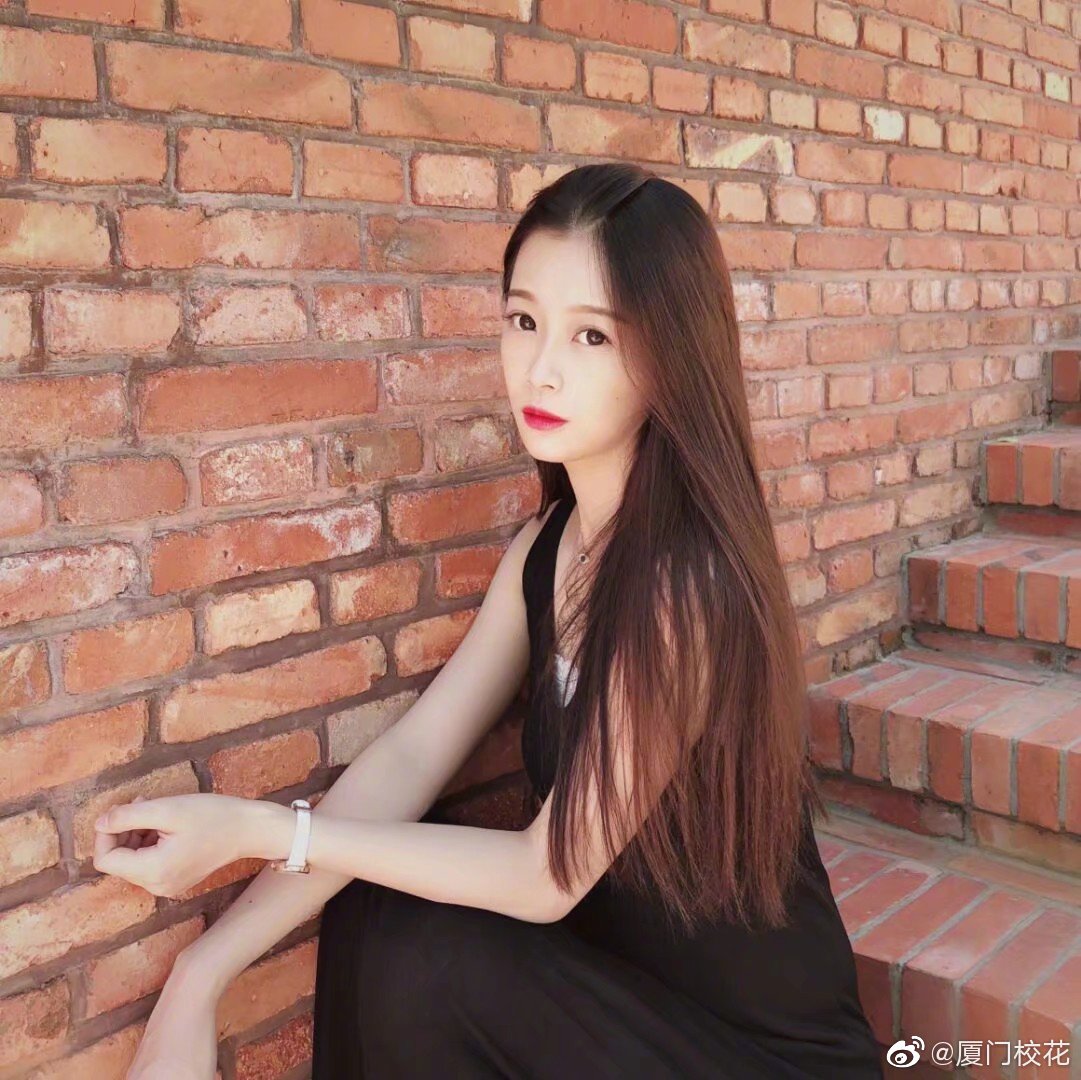 她叫郭秀慧，99年，就读于厦门华天涉外学院，身高170cm，天秤座