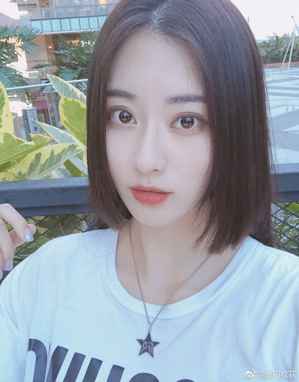 她叫张嘉莉，94年，毕业于福州大学，处女座，身高173cm，来自福建