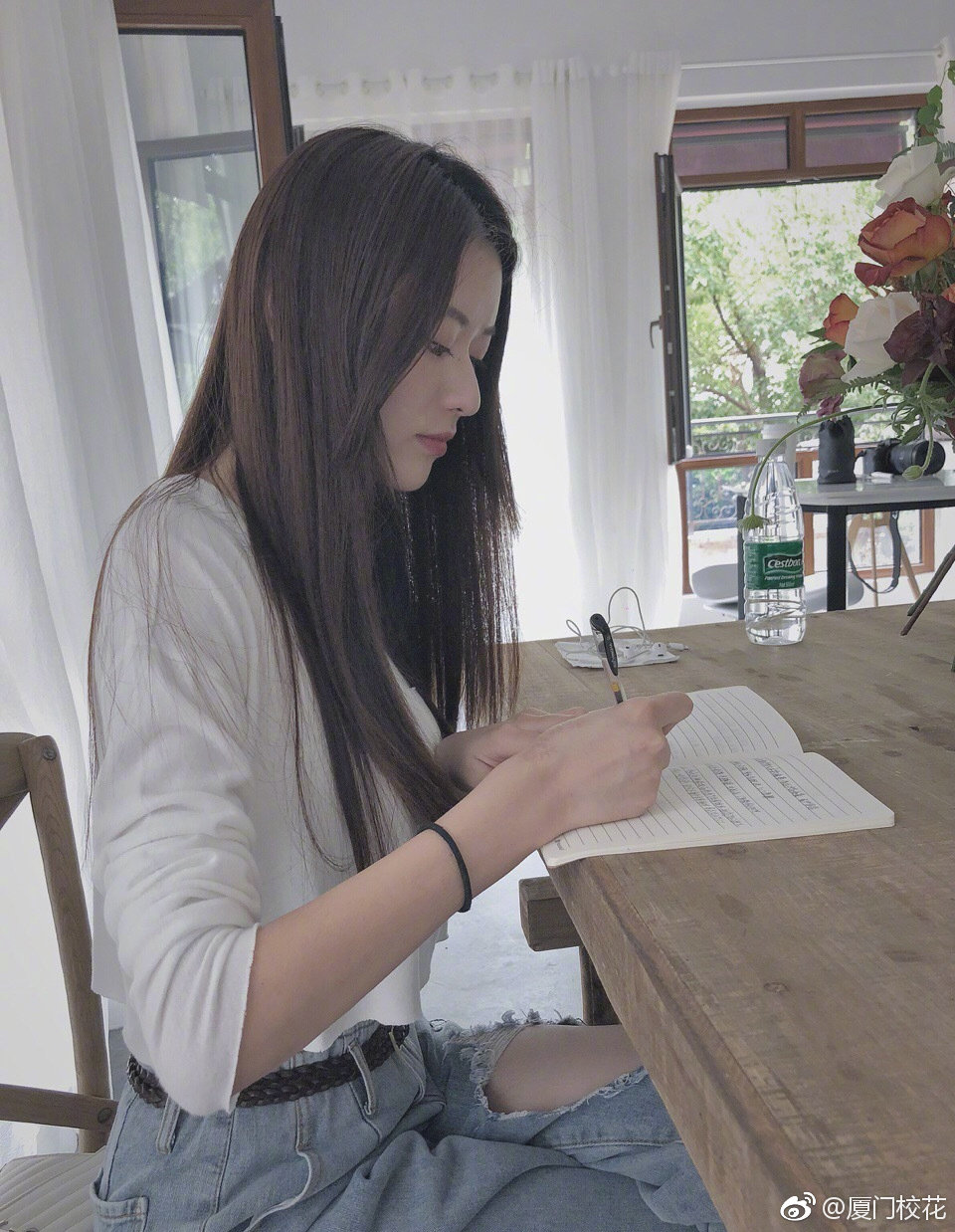 她叫张嘉莉，94年，毕业于福州大学，处女座，身高173cm，来自福建