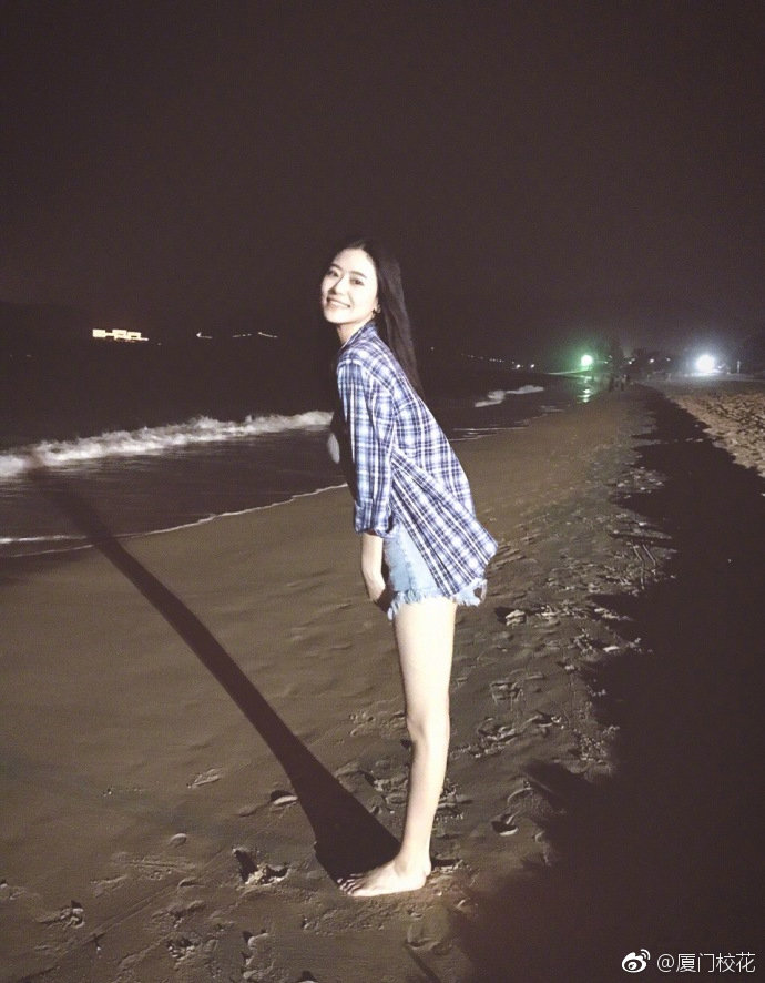 她叫张嘉莉，94年，毕业于福州大学，处女座，身高173cm，来自福建