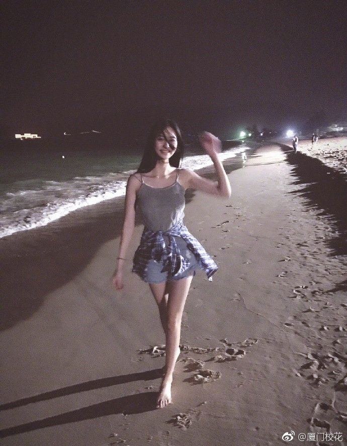 她叫张嘉莉，94年，毕业于福州大学，处女座，身高173cm，来自福建