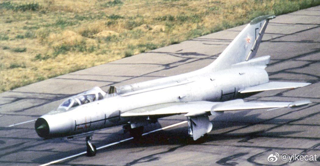 Сухой Су-7У/Su-7U Moujik“农民”战斗教练歼击机|歼击机|教练|战斗_新浪新闻