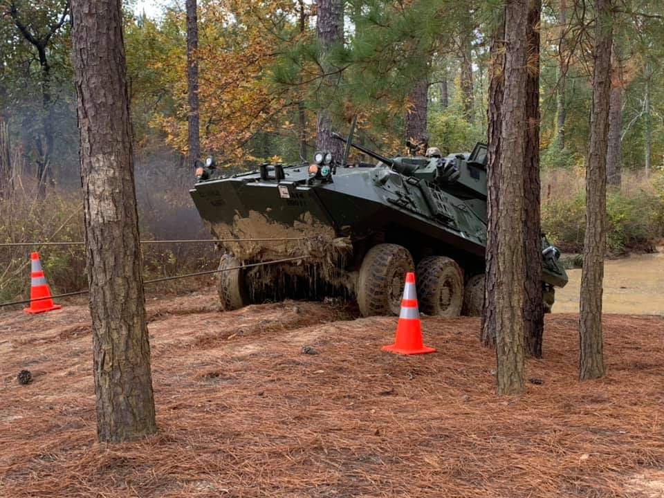 美军进行LAV-25装甲车空降测试