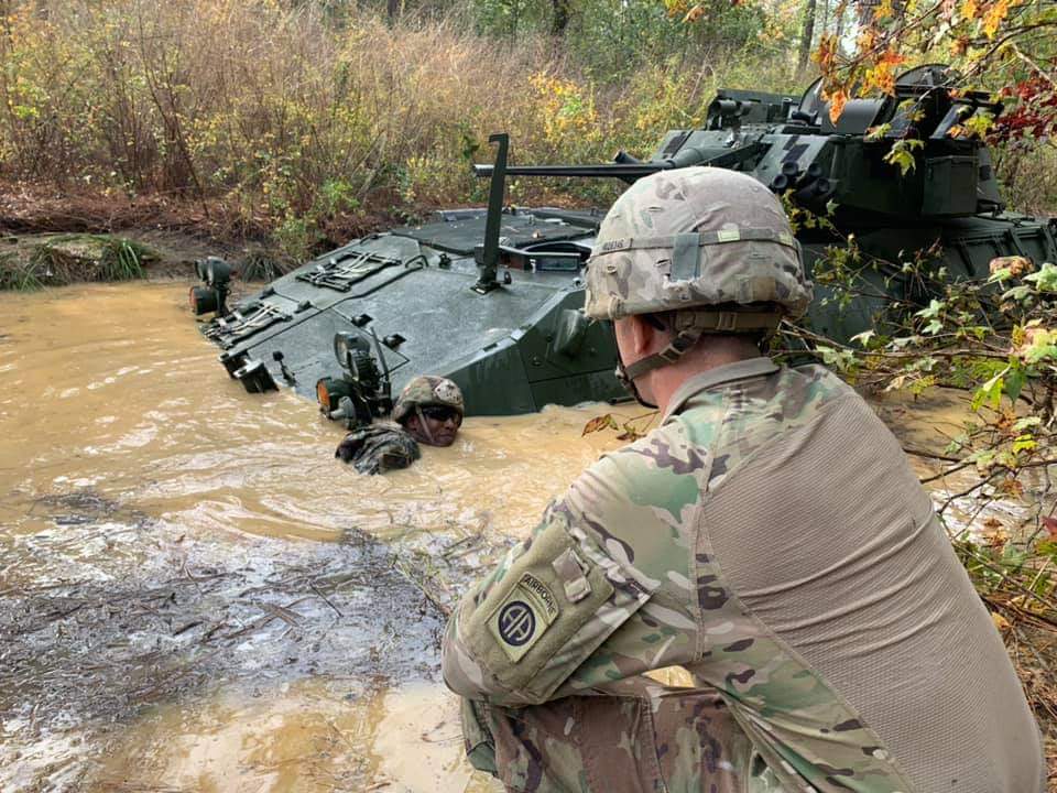 美军进行LAV-25装甲车空降测试