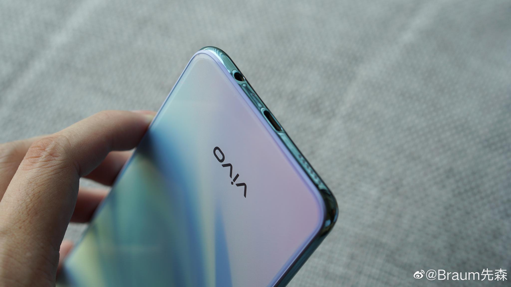 在从酒店出发前，拍了一组vivo Z5全息幻彩色图赏。颜值在中端机中__财经头条