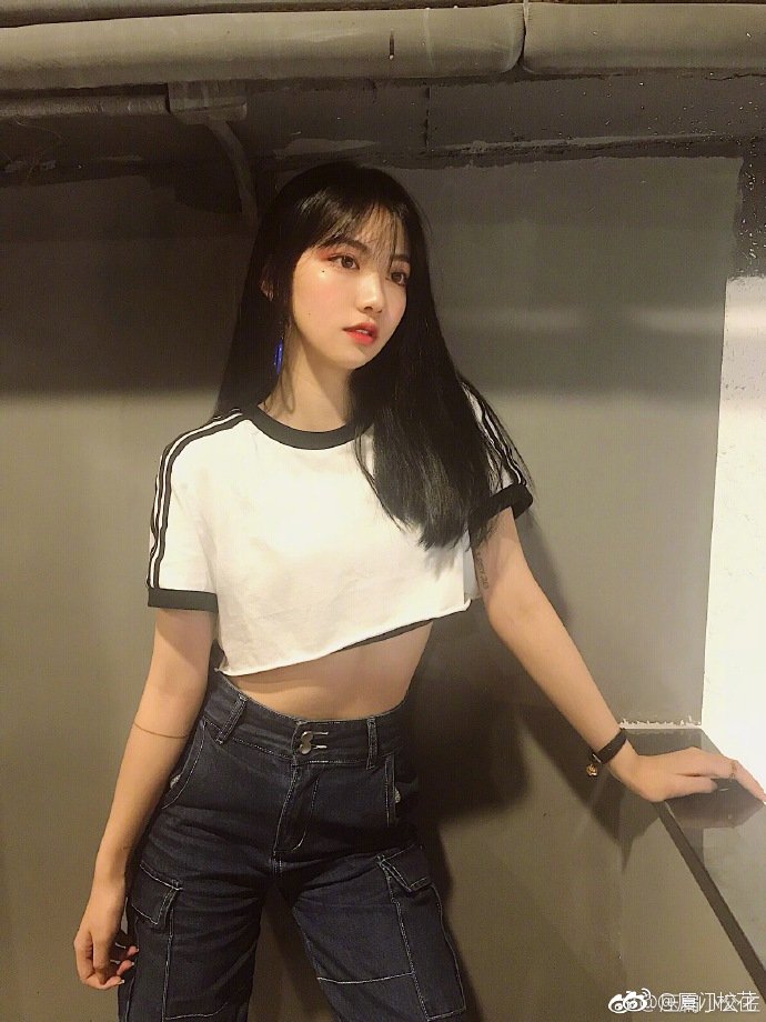 她叫颜羽倩 99年，毕业于厦门三中，现就读于广西艺术学院
