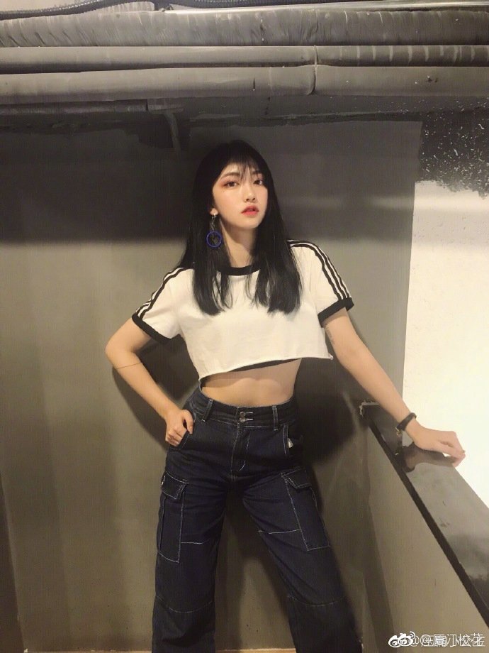 她叫颜羽倩 99年，毕业于厦门三中，现就读于广西艺术学院