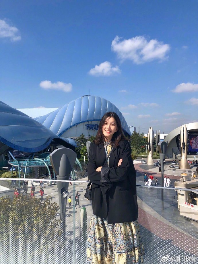 她叫雯雯，97年，就读于厦门大学嘉庚学院，身高179cm