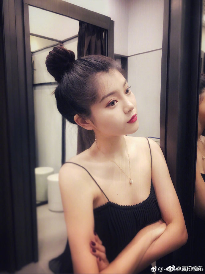 她叫马原，97年，就读于马来西亚大学，身高168cm，处女座